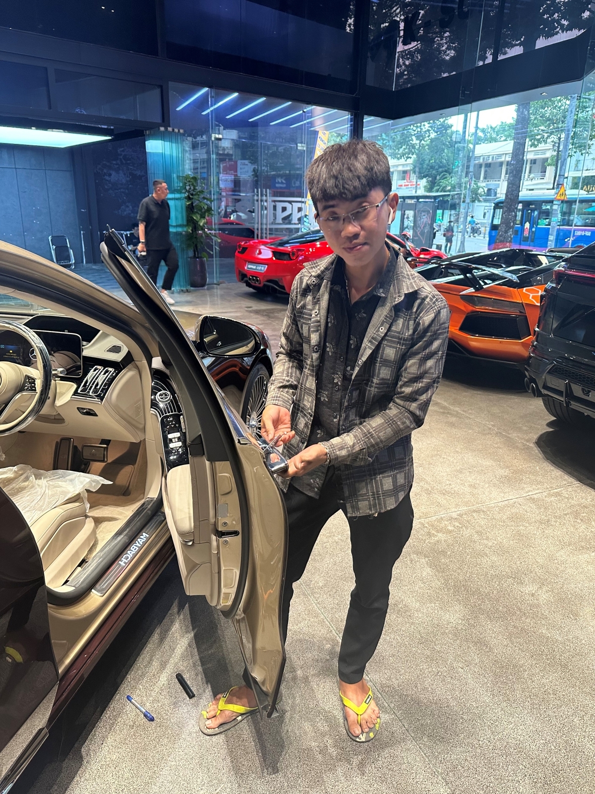mo-khoa-cua-xe-mercedes-benz-maybach-s580